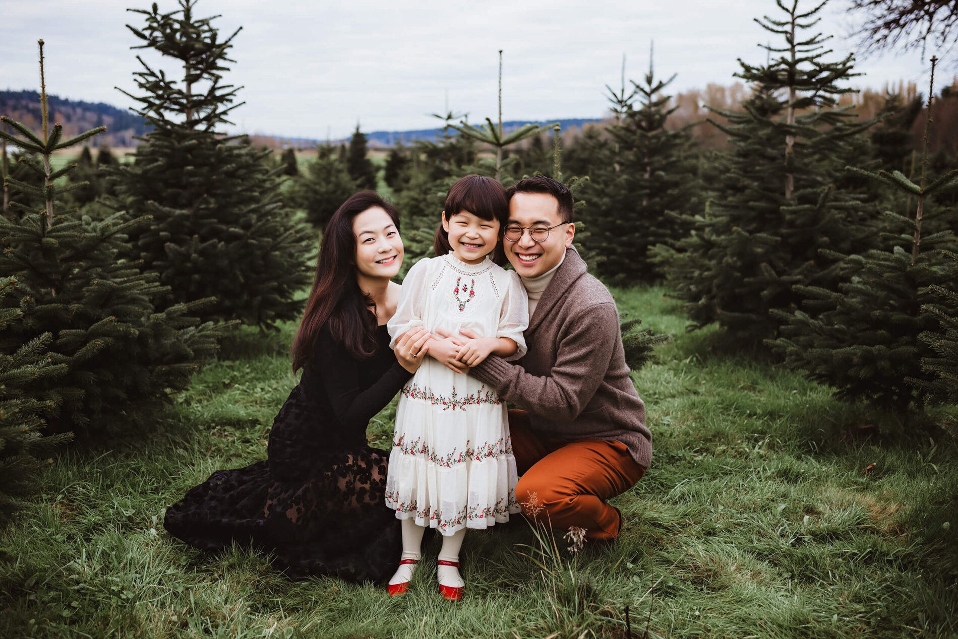 Christmas Tree Farm Family Photos: Outfit Tips & Posing Inspo