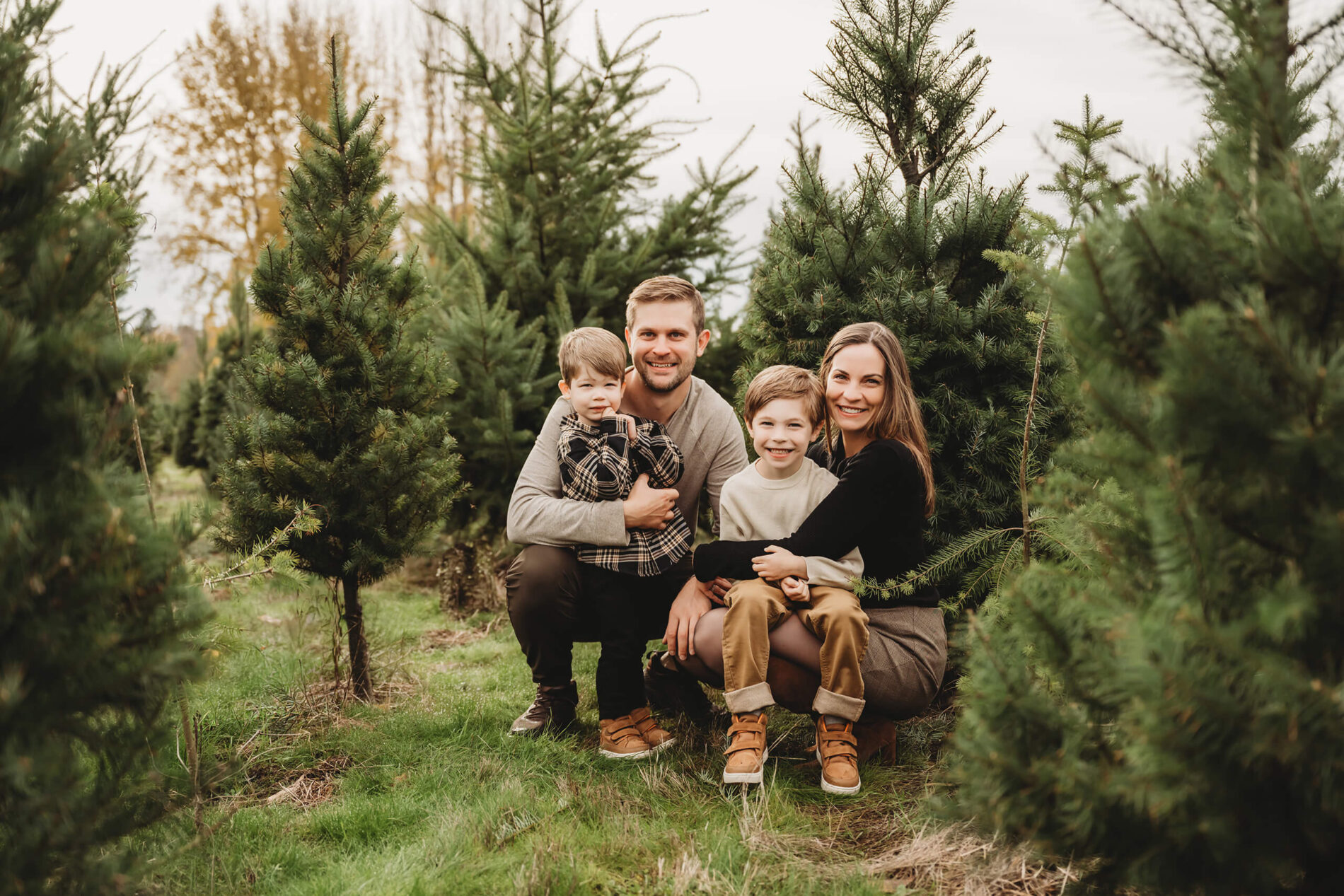 Christmas Tree Farm Family Photos: Outfit Tips & Posing Inspo